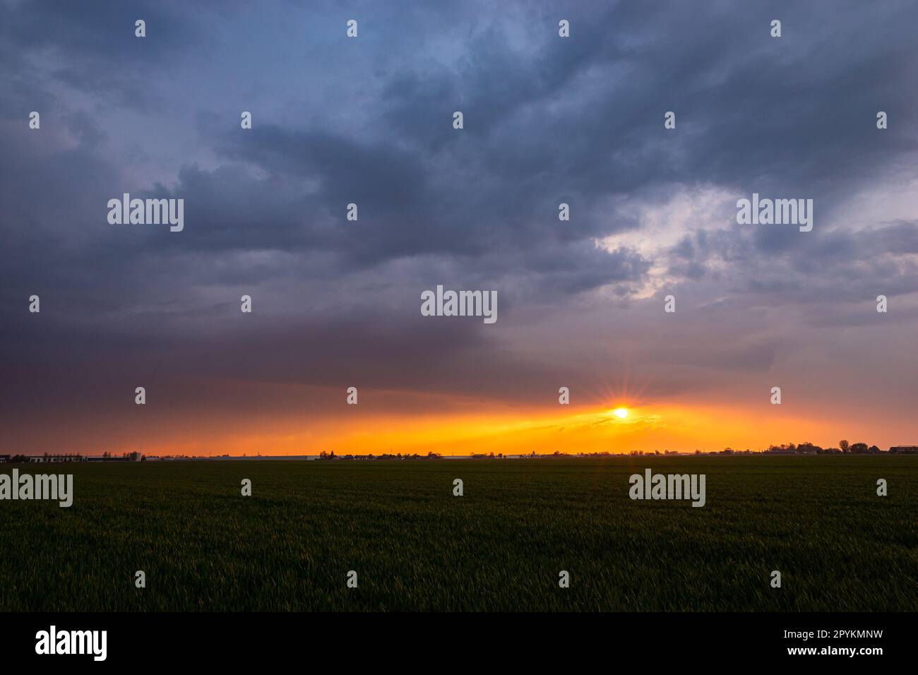 Sun sets over green hi-res stock photography and images - Alamy