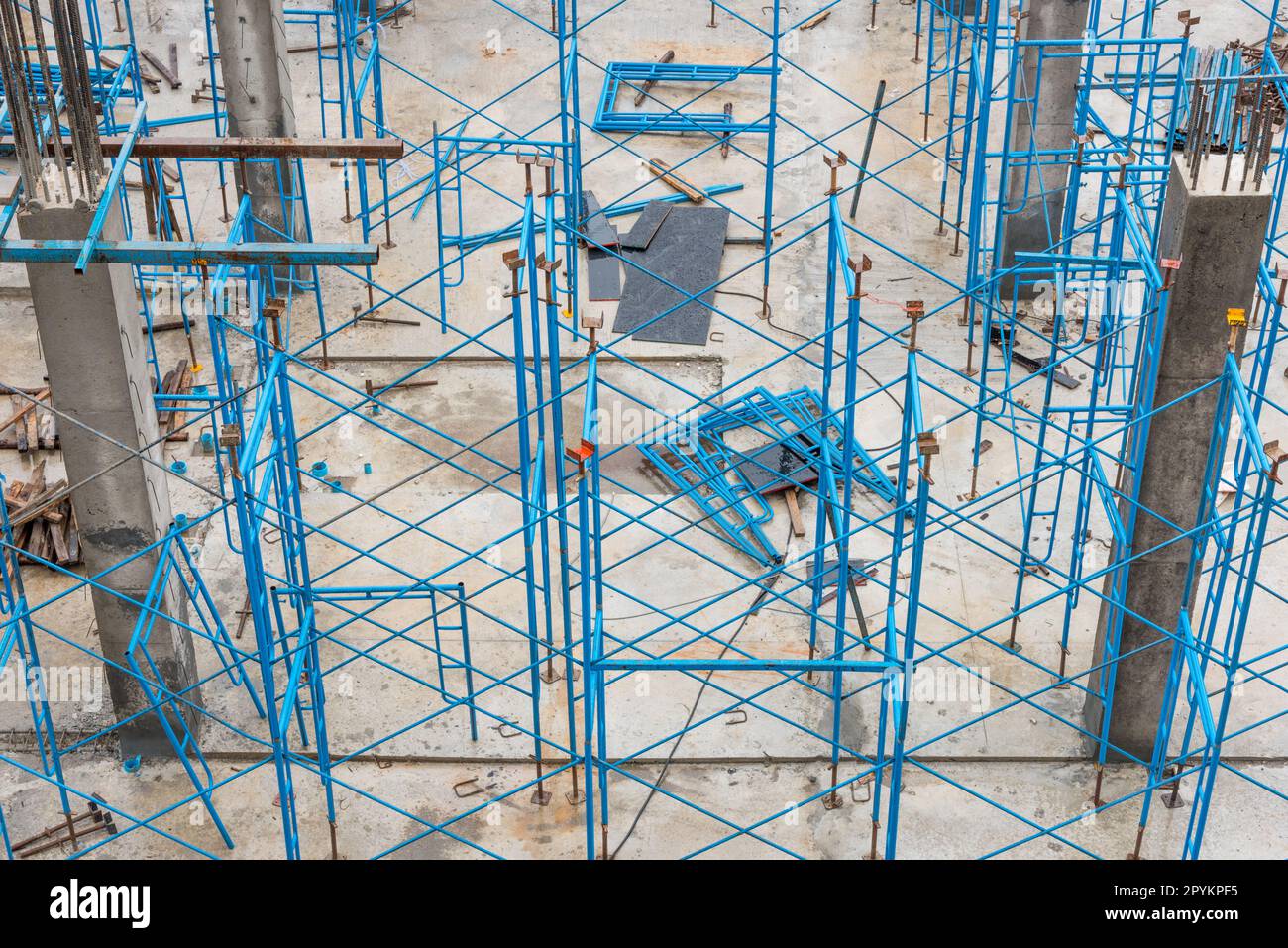 Construction site, workers on scaffolding Stock Photo - Alamy