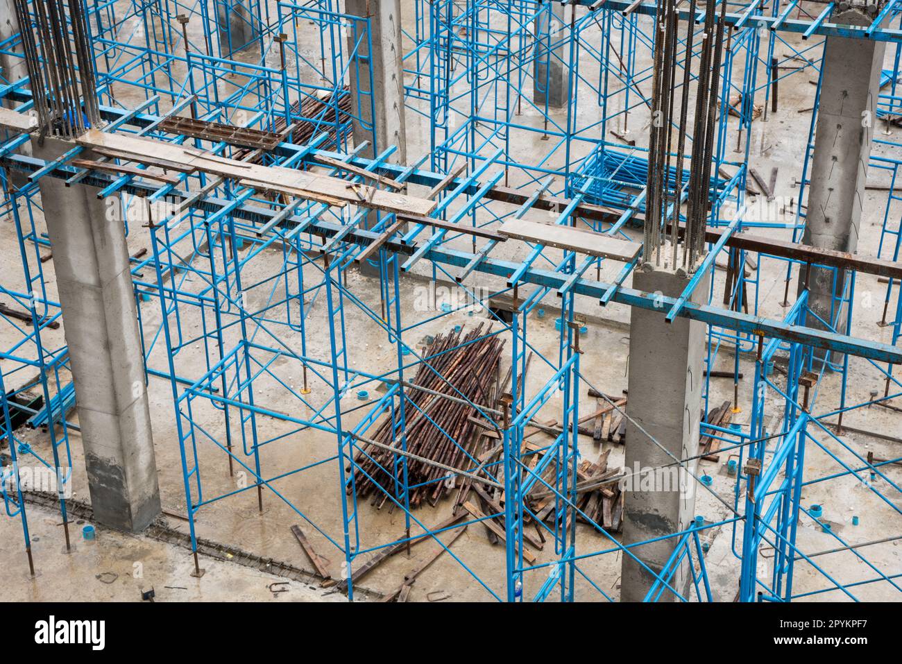Construction site, workers on scaffolding Stock Photo - Alamy
