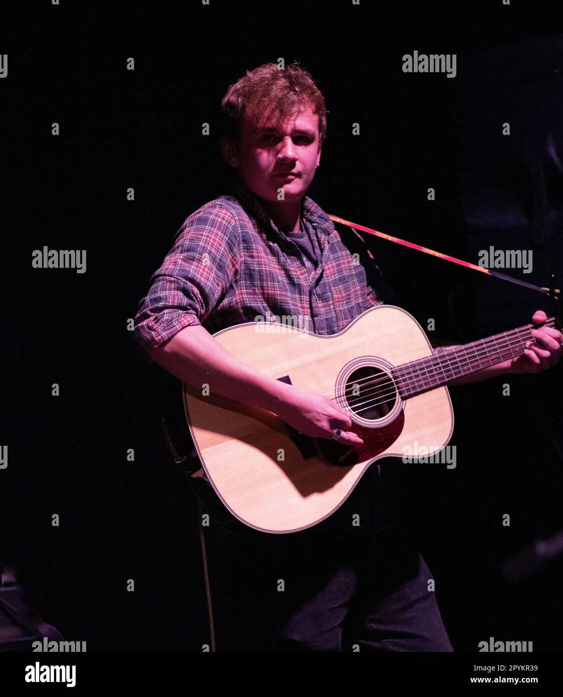 Supporting guitarist hi-res stock photography and images - Alamy