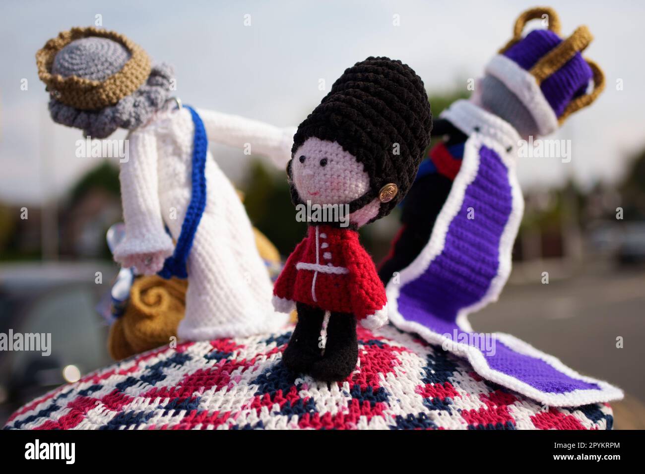 Knitted post box topper hi-res stock photography and images - Alamy