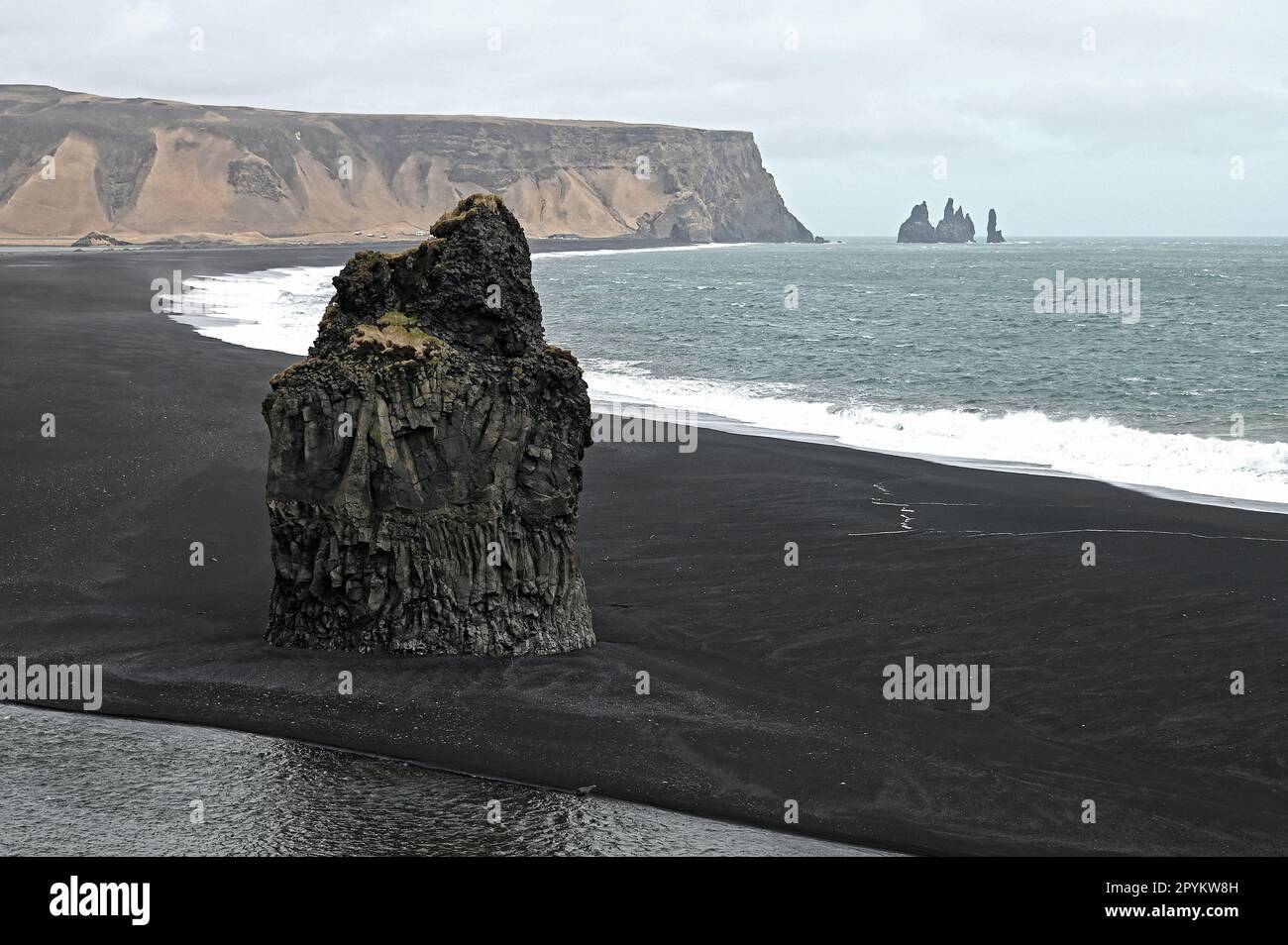 Reynisfjara schwarzer strand hi-res stock photography and images - Alamy