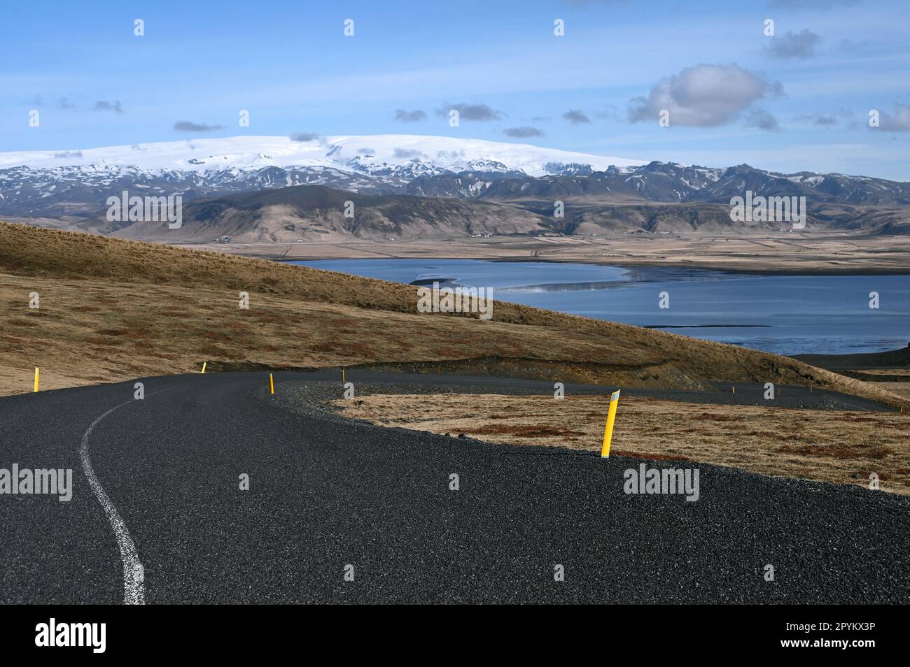 Road to the small peninsula of Dyrholaey on the south coast with a view ...