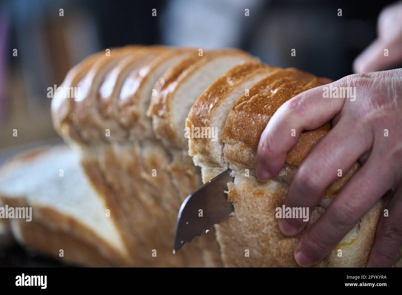 Cutting bread into slices Stock Photo - Alamy