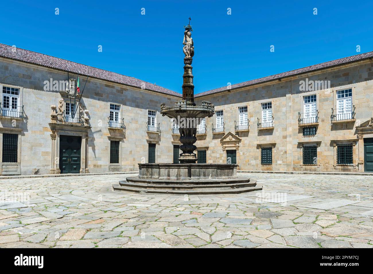 Largo do Paco, Archiepiscopal palace court with the Chafariz dos ...