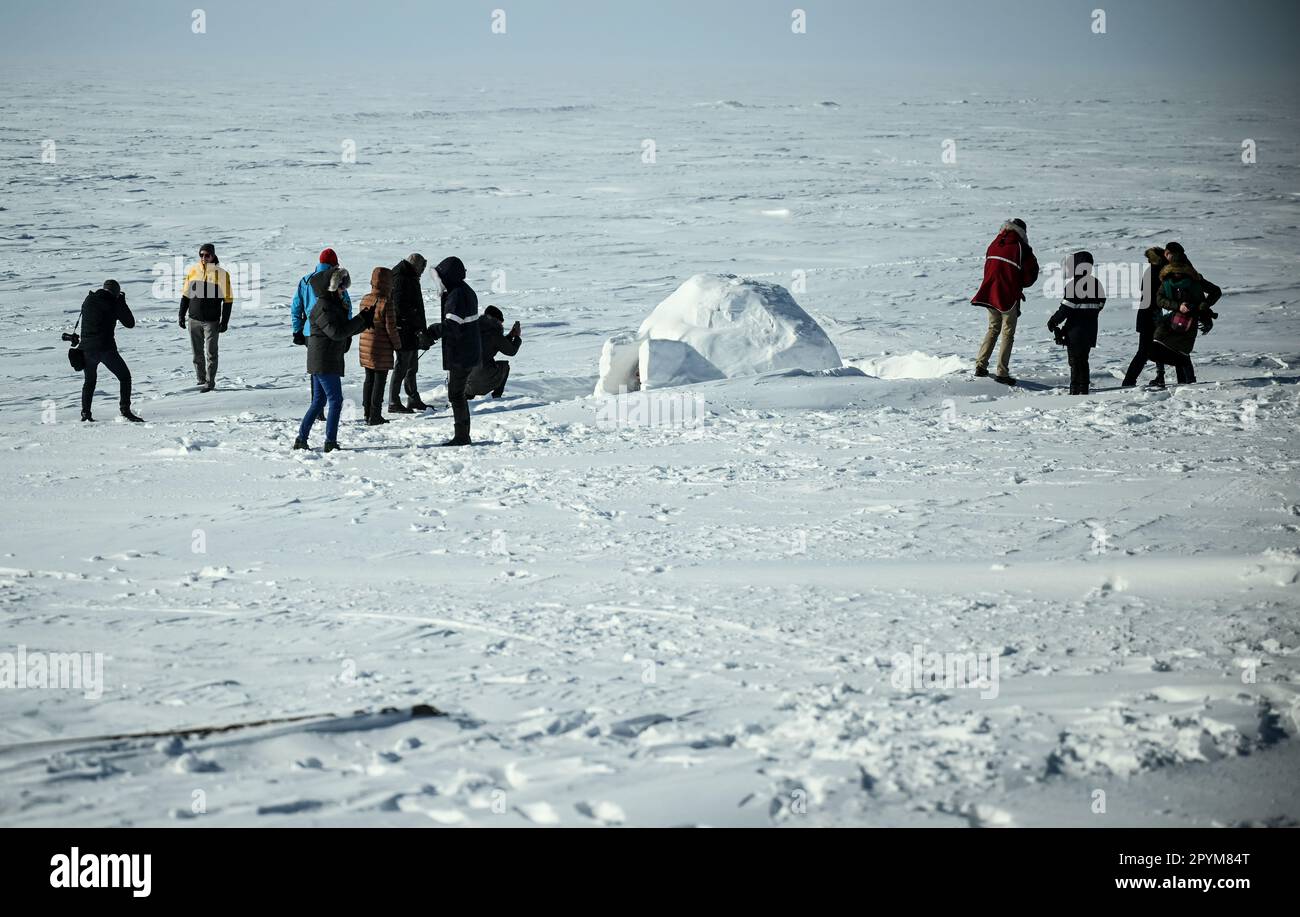Inuit igloo canada hi-res stock photography and images - Alamy
