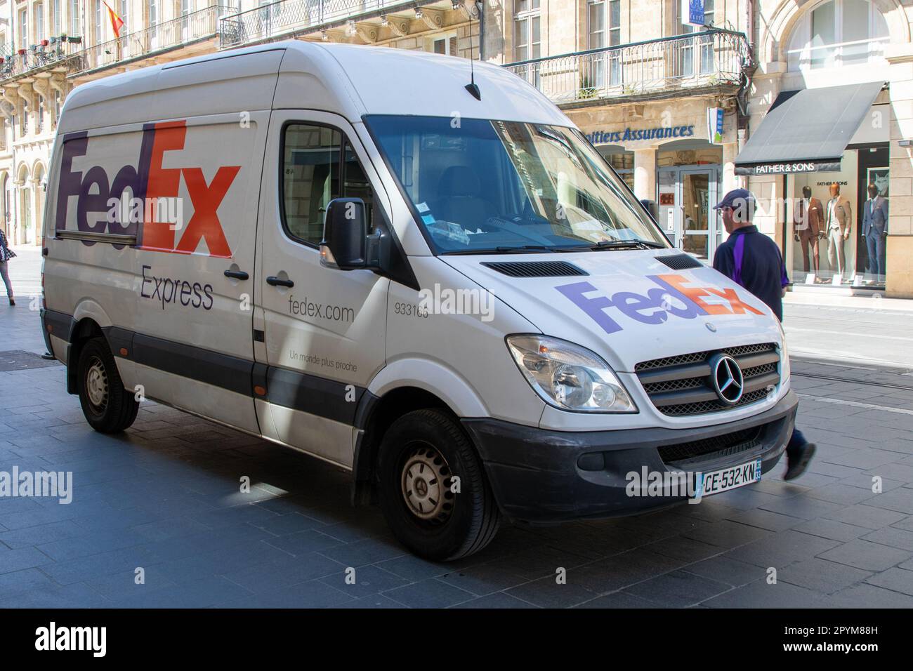 Fedex express logo hi-res stock photography and images - Alamy