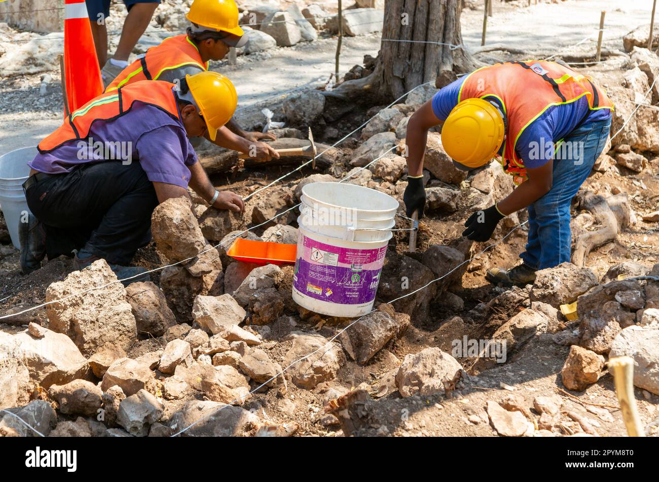 Archaeologists at work Chichen Itzá, Mayan ruins, Yucatan, Mexico Stock ...