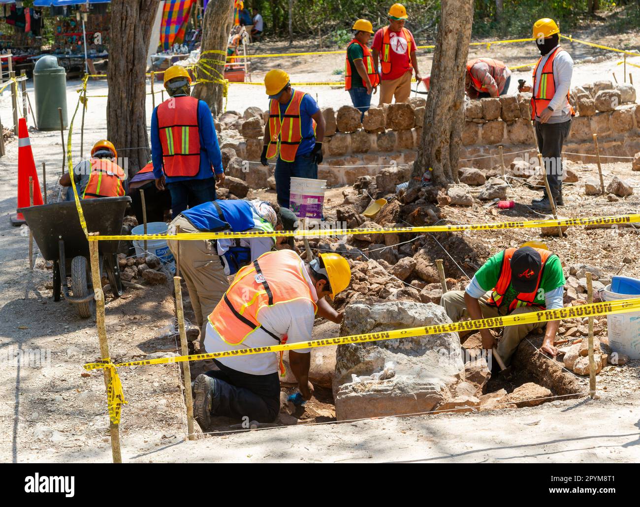 Archaeologists at work Chichen Itzá, Mayan ruins, Yucatan, Mexico Stock ...