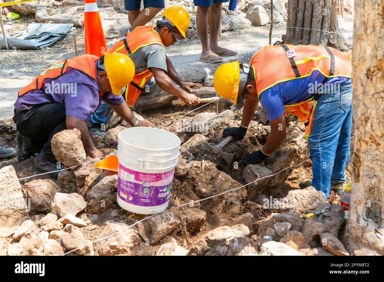 Archaeologists at work Chichen Itzá, Mayan ruins, Yucatan, Mexico Stock ...