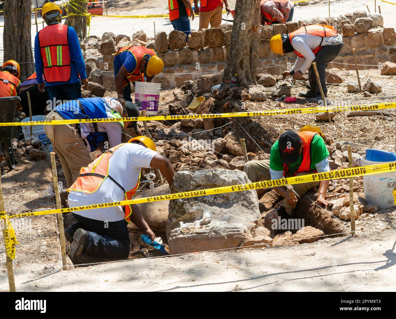 Archaeologists at work Chichen Itzá, Mayan ruins, Yucatan, Mexico Stock ...
