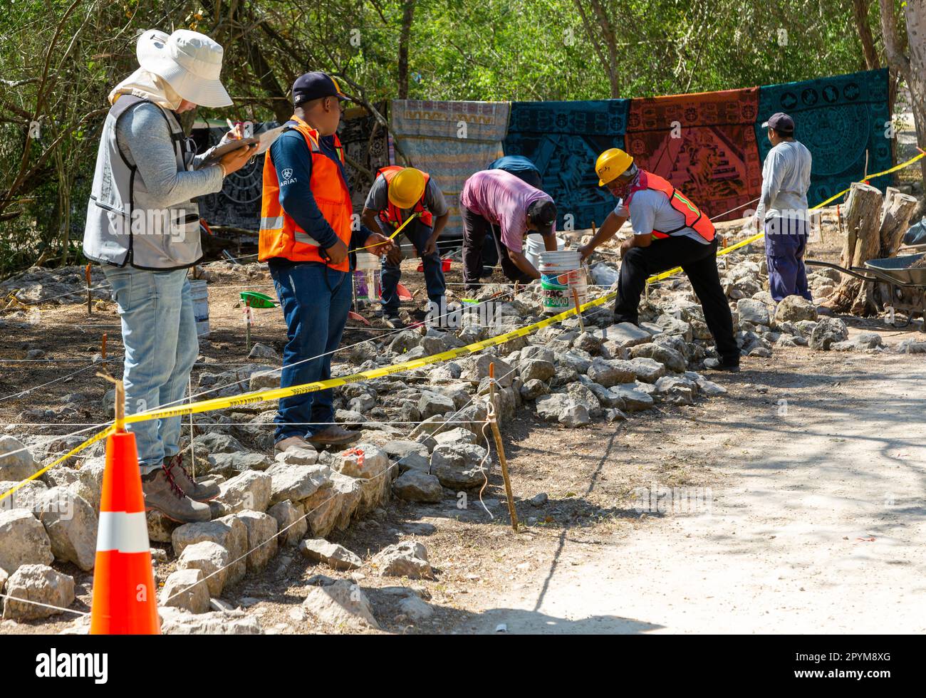 Archaeologists at work Chichen Itzá, Mayan ruins, Yucatan, Mexico Stock ...
