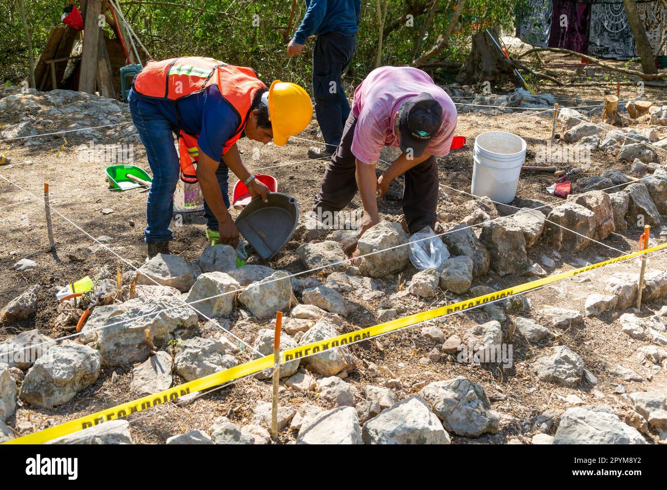 Archaeologists at work Chichen Itzá, Mayan ruins, Yucatan, Mexico Stock ...