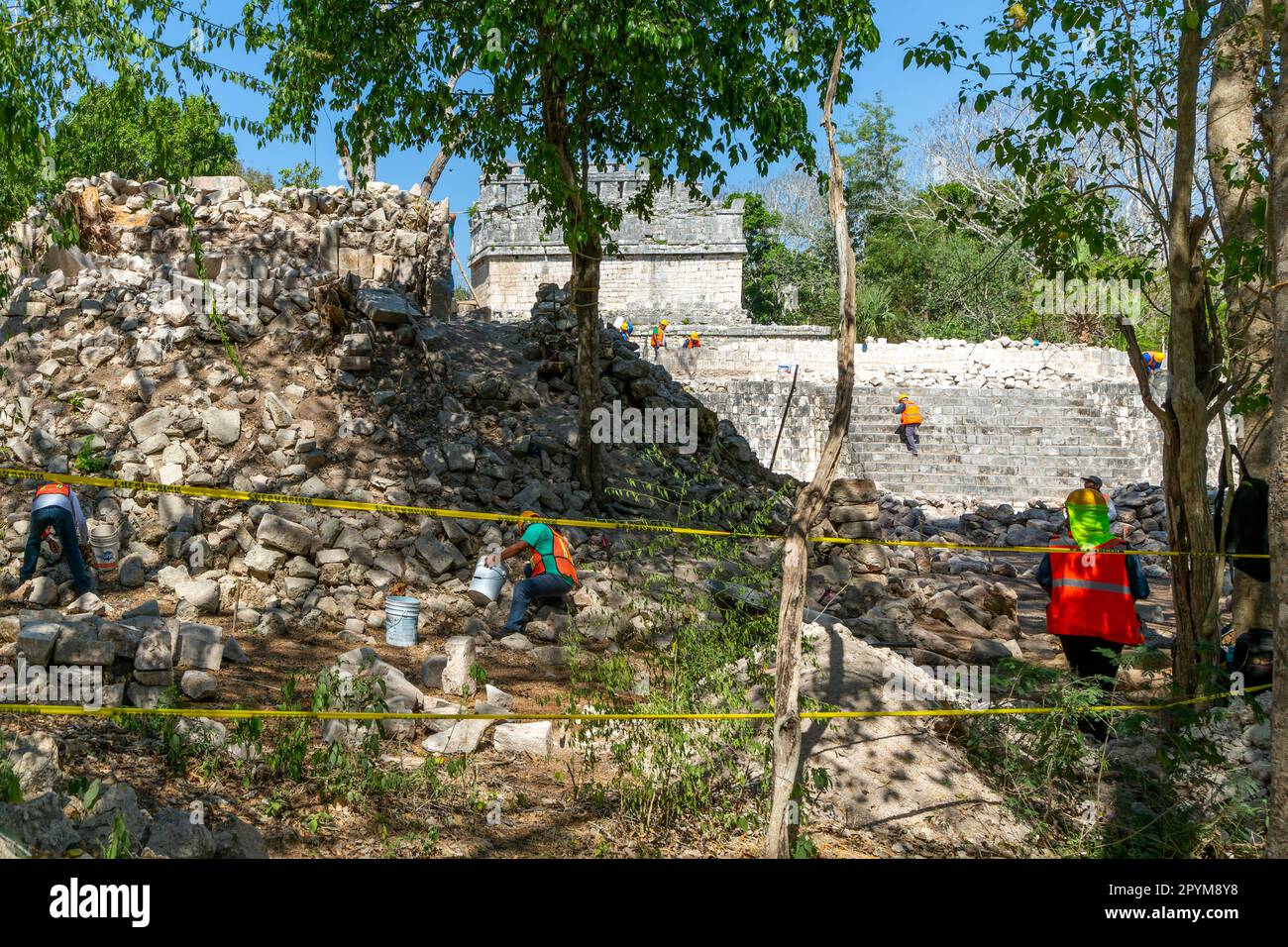 Archaeologists at work Chichen Itzá, Mayan ruins, Yucatan, Mexico Stock ...