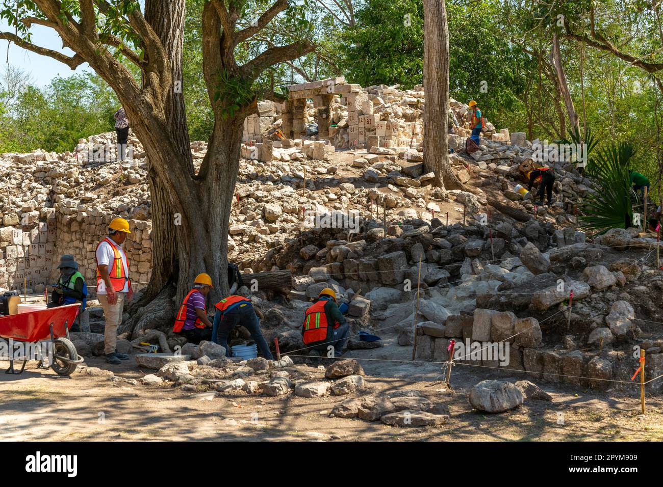 Archaeologists at work Chichen Itzá, Mayan ruins, Yucatan, Mexico Stock ...