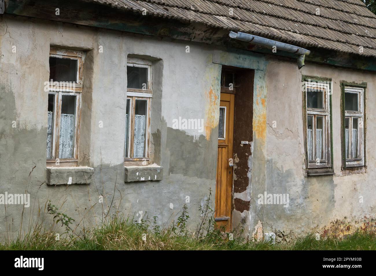 Small run down house hi-res stock photography and images - Alamy
