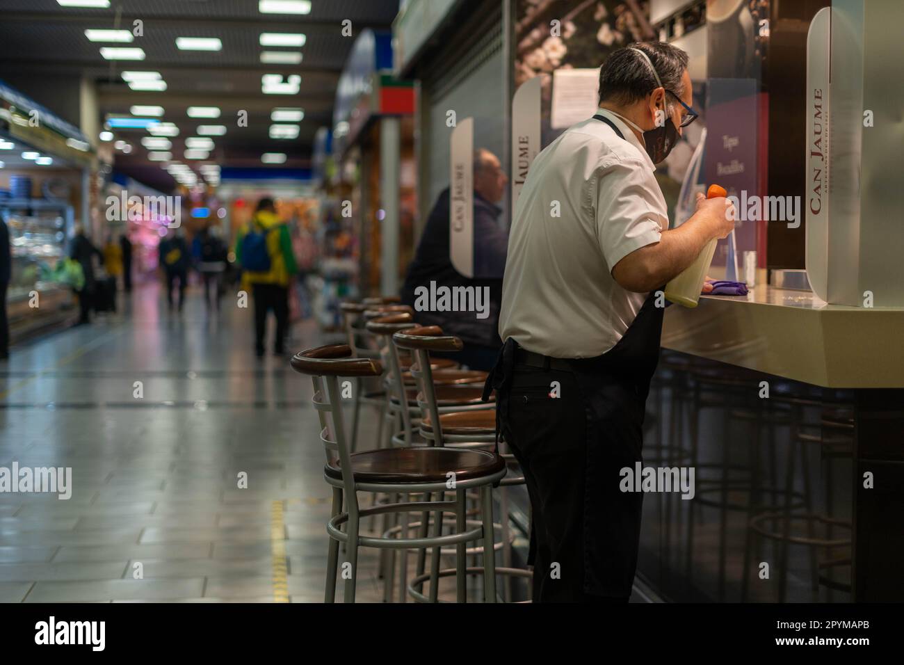 Supermarket man cleaning hi-res stock photography and images - Alamy