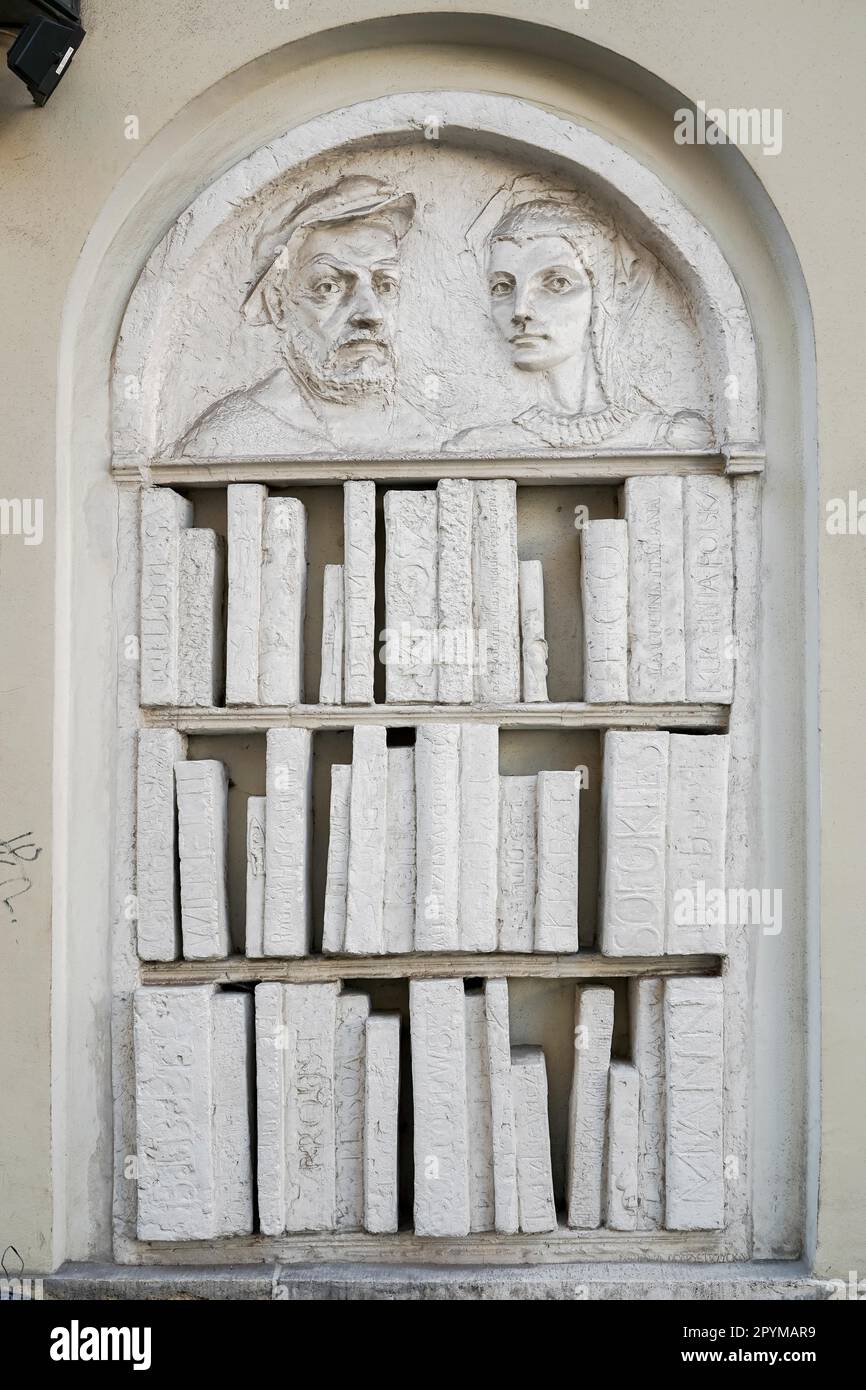 Book arch statue hi-res stock photography and images - Alamy