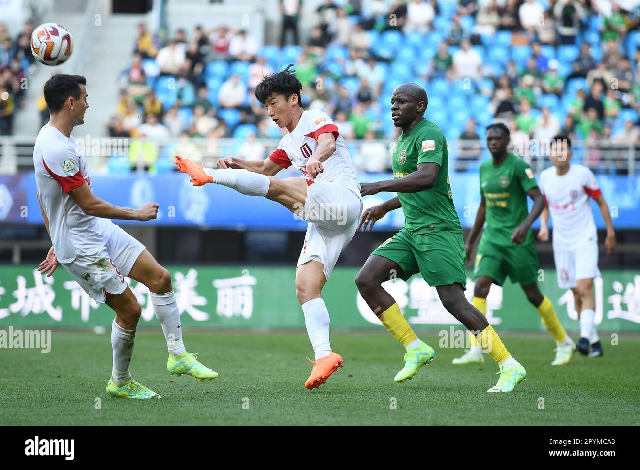 Chengdu Rongcheng Football Club defeated Zhejiang Football Club with 2 ...