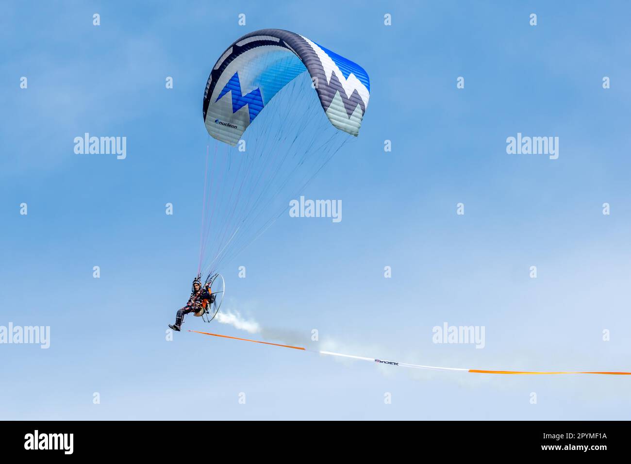Two seater hang glider hi-res stock photography and images - Alamy