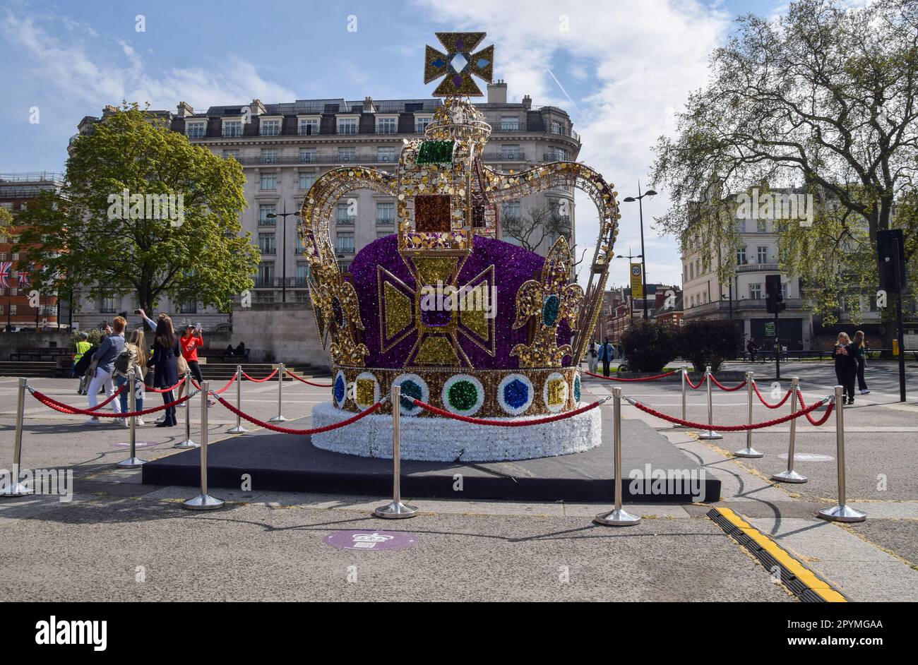 Coronation crown at marble arch hi-res stock photography and images - Alamy