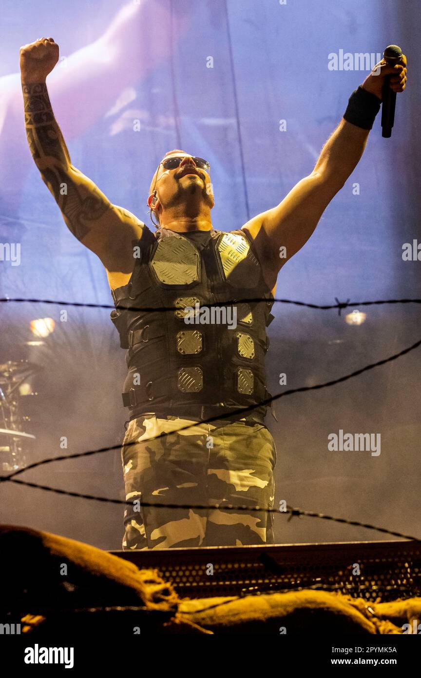 Joakim Broden von Sabaton live bei einem Konzert der 'The Tour To End ...