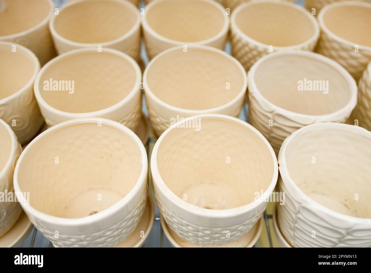 Empty flower pots hi-res stock photography and images - Alamy