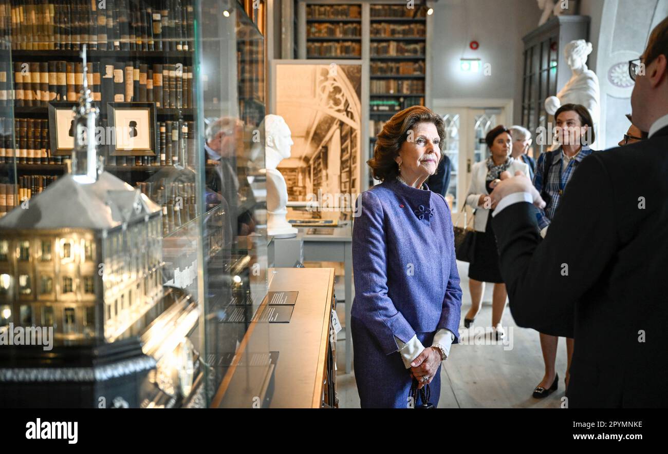 Sweden's Queen Silvia and Mrs Sirje Karis during a tour of the Museum ...