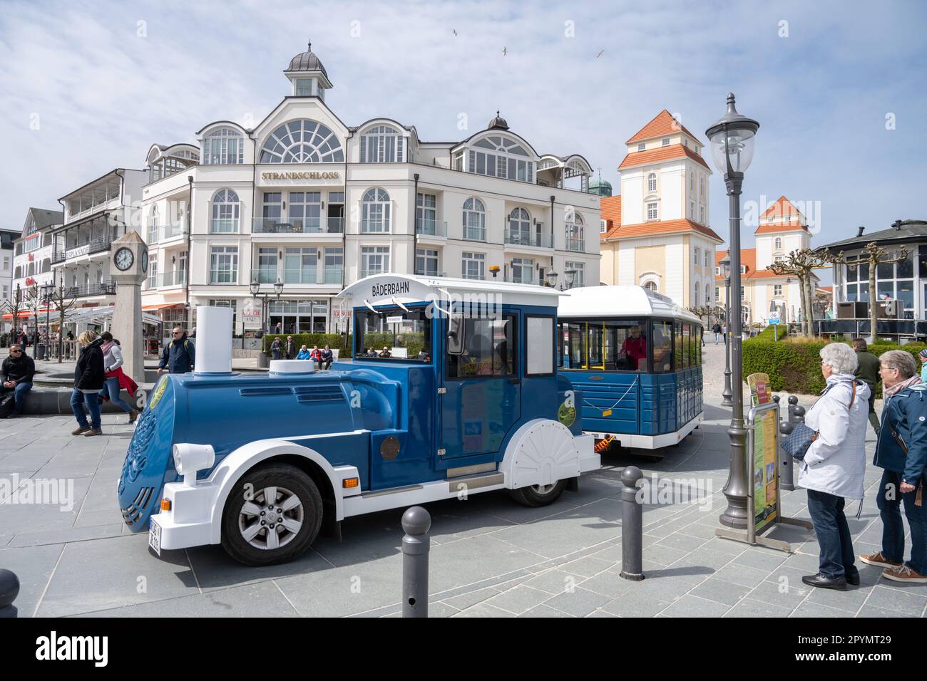 Binz, Germany. 04th May, 2023. Sunny weather prevails on the beach ...