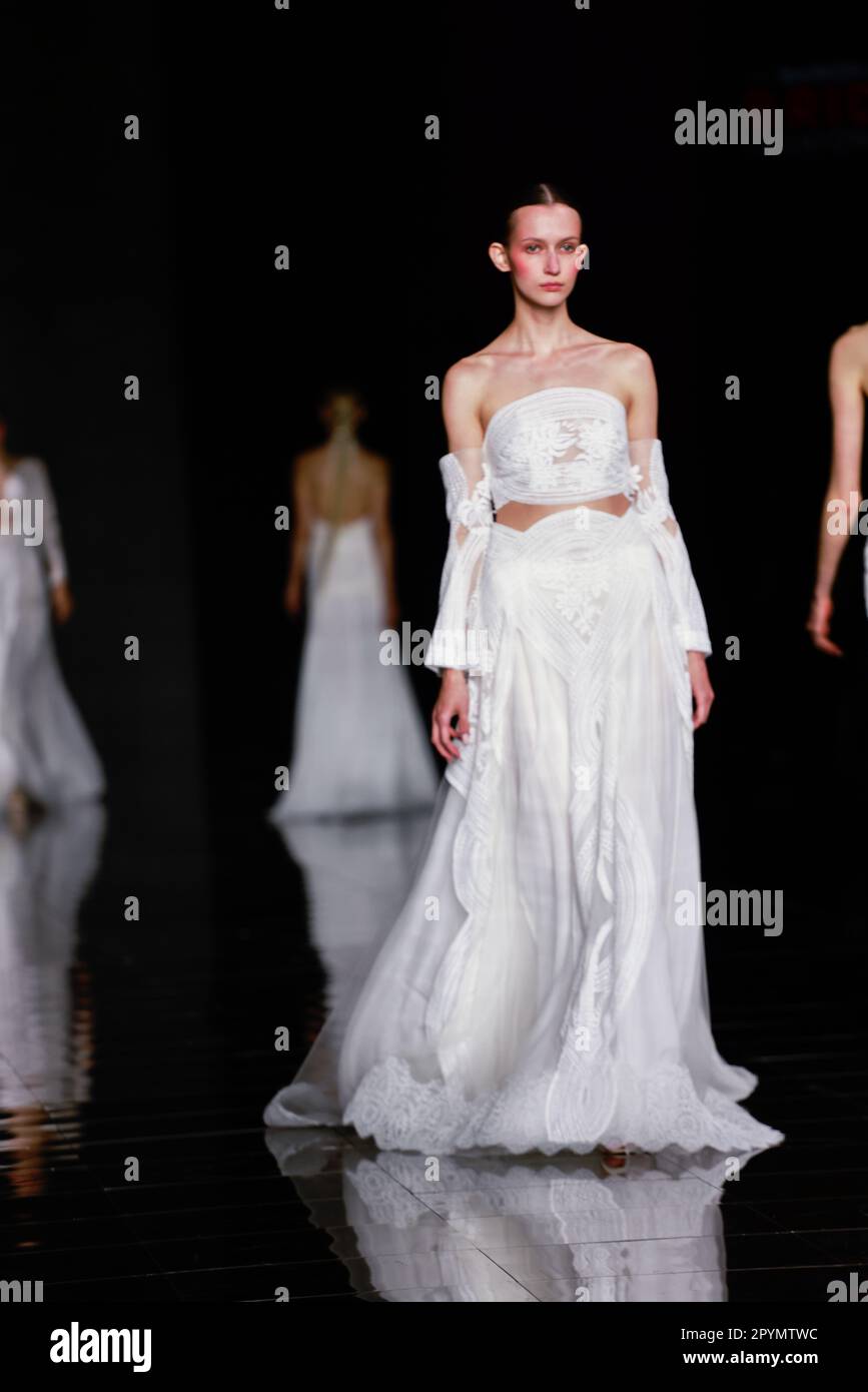 White dresses catwalk barcelona hi-res stock photography and images - Alamy