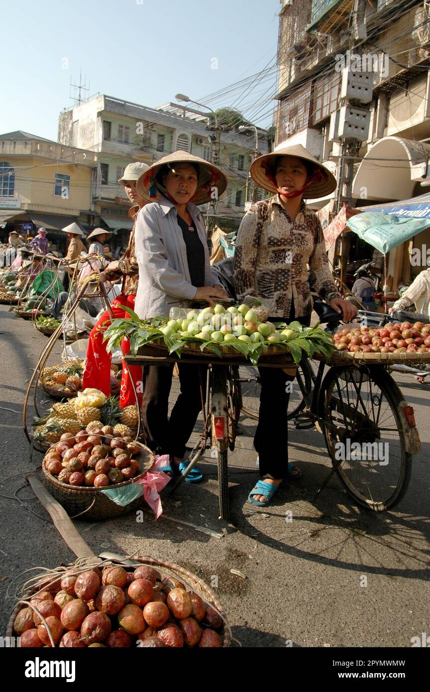 Freelance selers in the old quater, Ha noi, Vietnam Stock Photo - Alamy