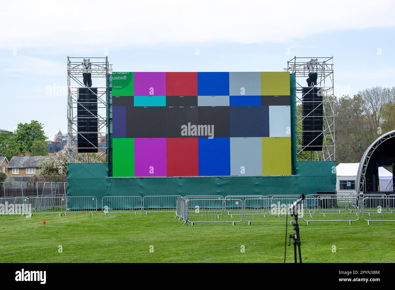 Windsor, Berkshire, UK. 4th May, 2023. Huge screens are being installed ...