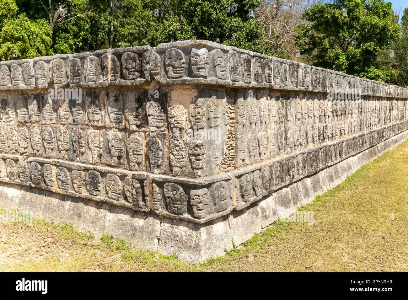 Platform of Skulls, Tzompantli, Chichen Itzá, Mayan ruins, Yucatan ...