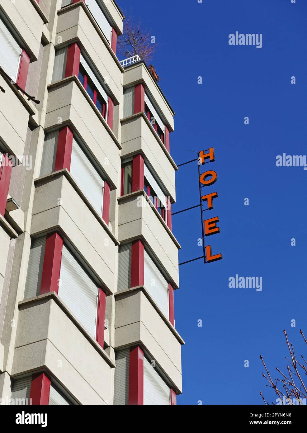 Outside hotel building hi-res stock photography and images - Alamy