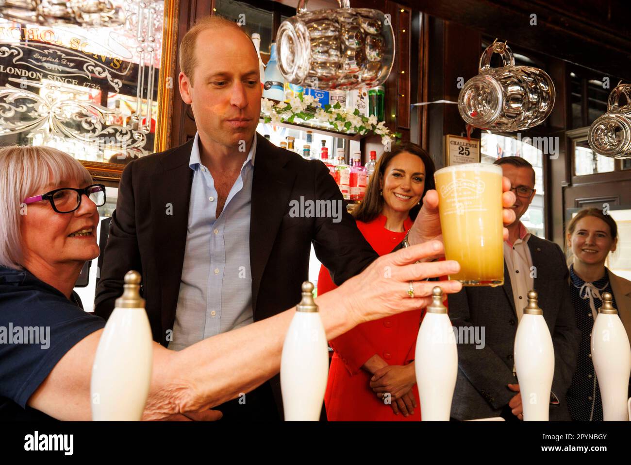 Prince William pulls the first pint of ‘Kingmaker’ a new brew ...