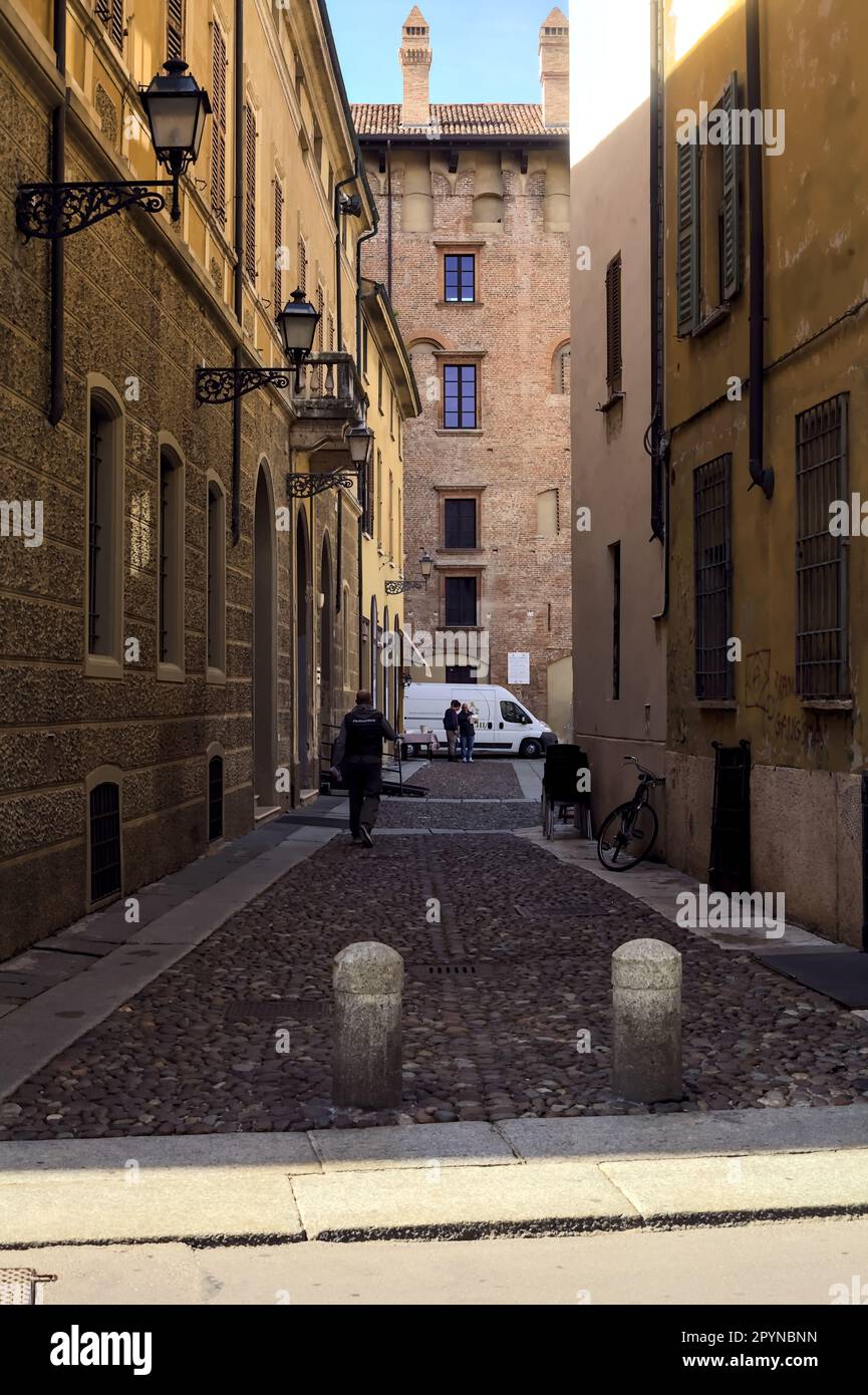 Narrow alley in the shade in an italian town Stock Photo - Alamy