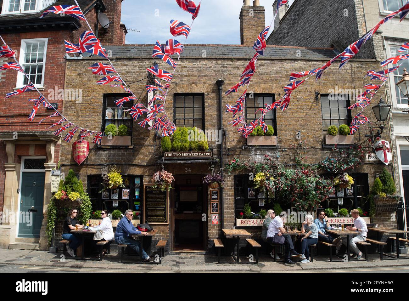Windsor, Berkshire, UK. 4th May, 2023. Union Jack bunting outside the ...