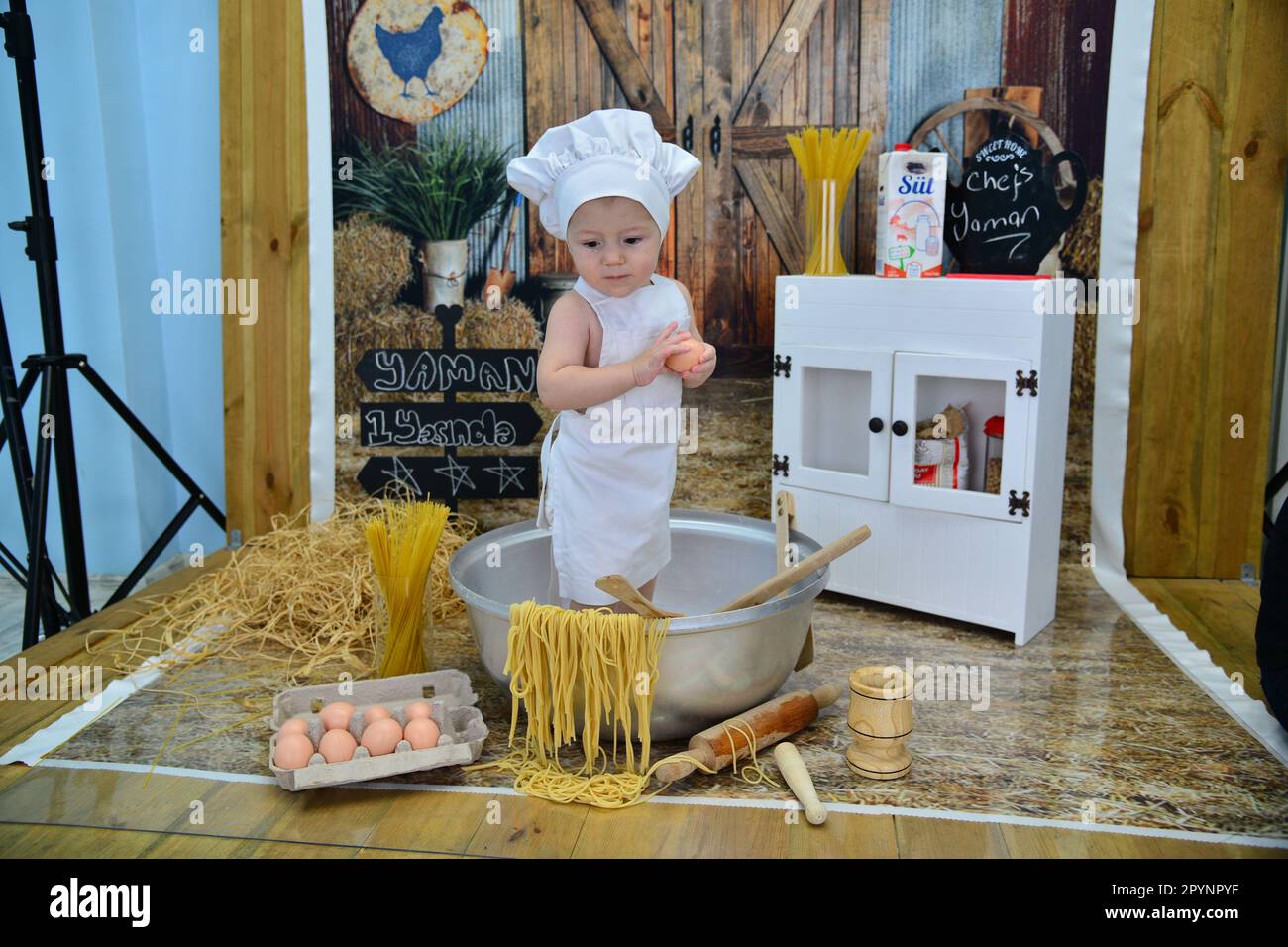 Baby spaghetti bolognese hi-res stock photography and images - Alamy