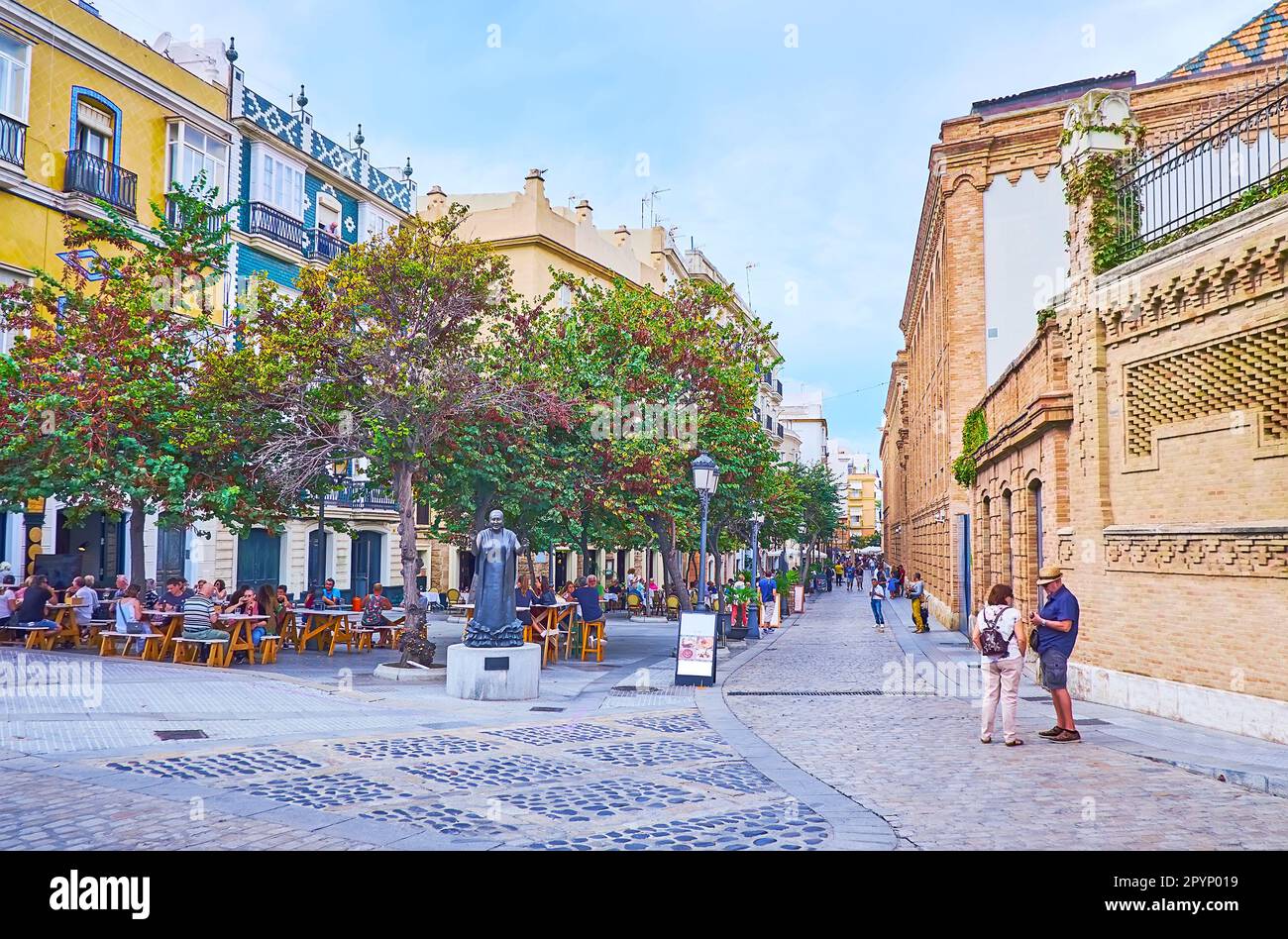 The lush trees and outdoor dinings on Calle Plocia, Cadiz, Spain Stock ...
