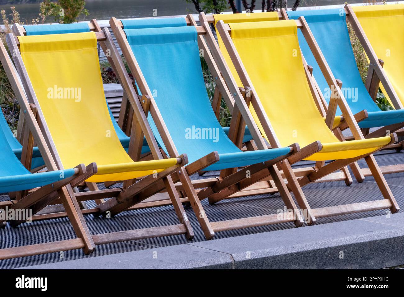 Deckchairs hi-res stock photography and images - Alamy