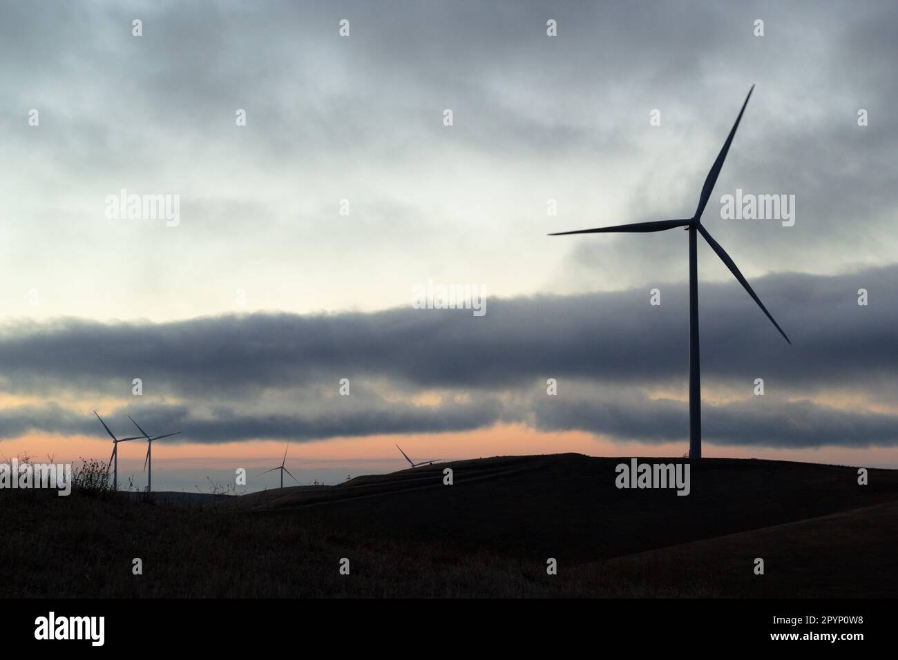 Wind turbine altamont pass hi-res stock photography and images - Alamy