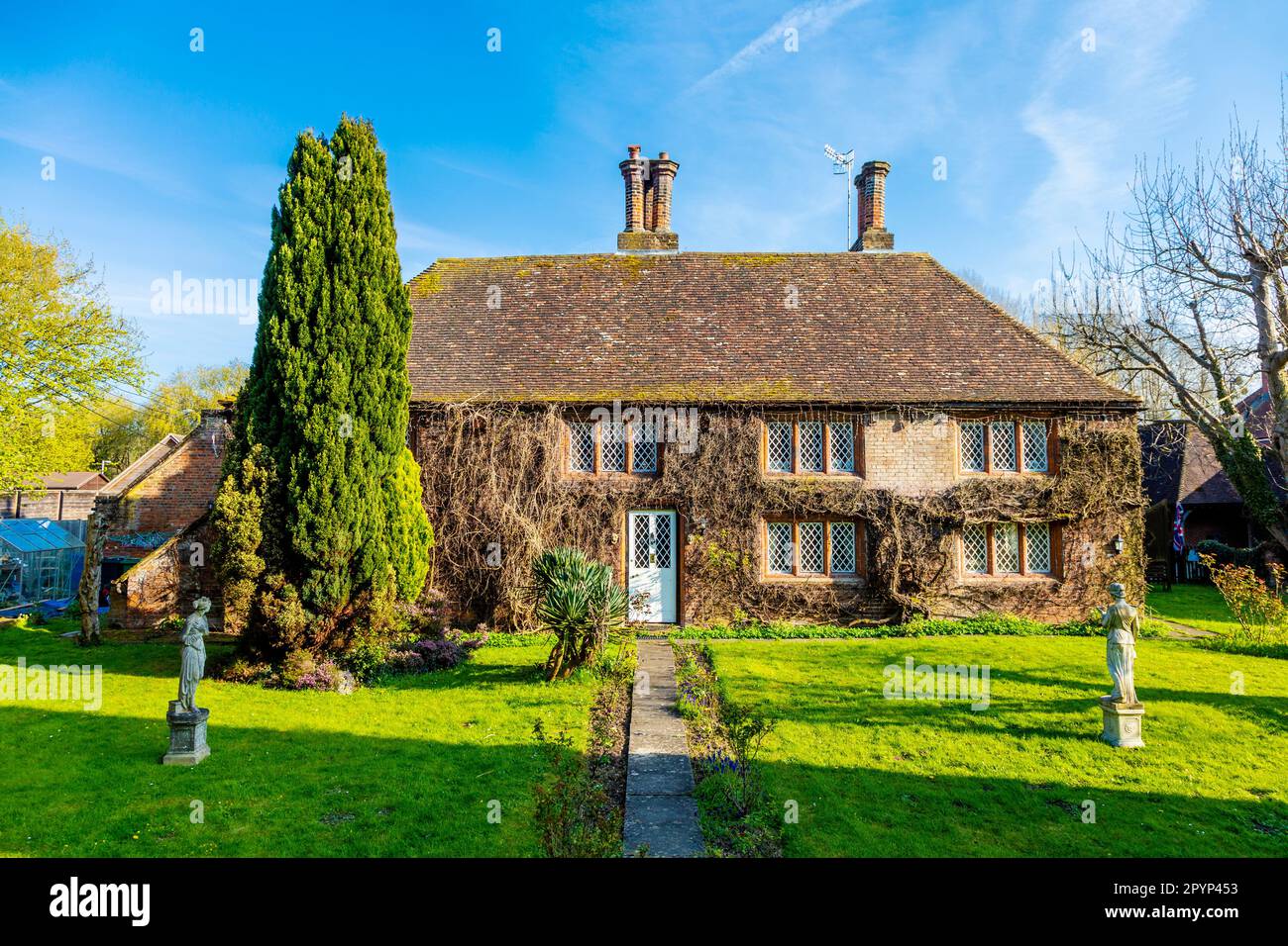 Exterior of 15th century Bagham Farm House B&B, Chilham, Kent, England ...