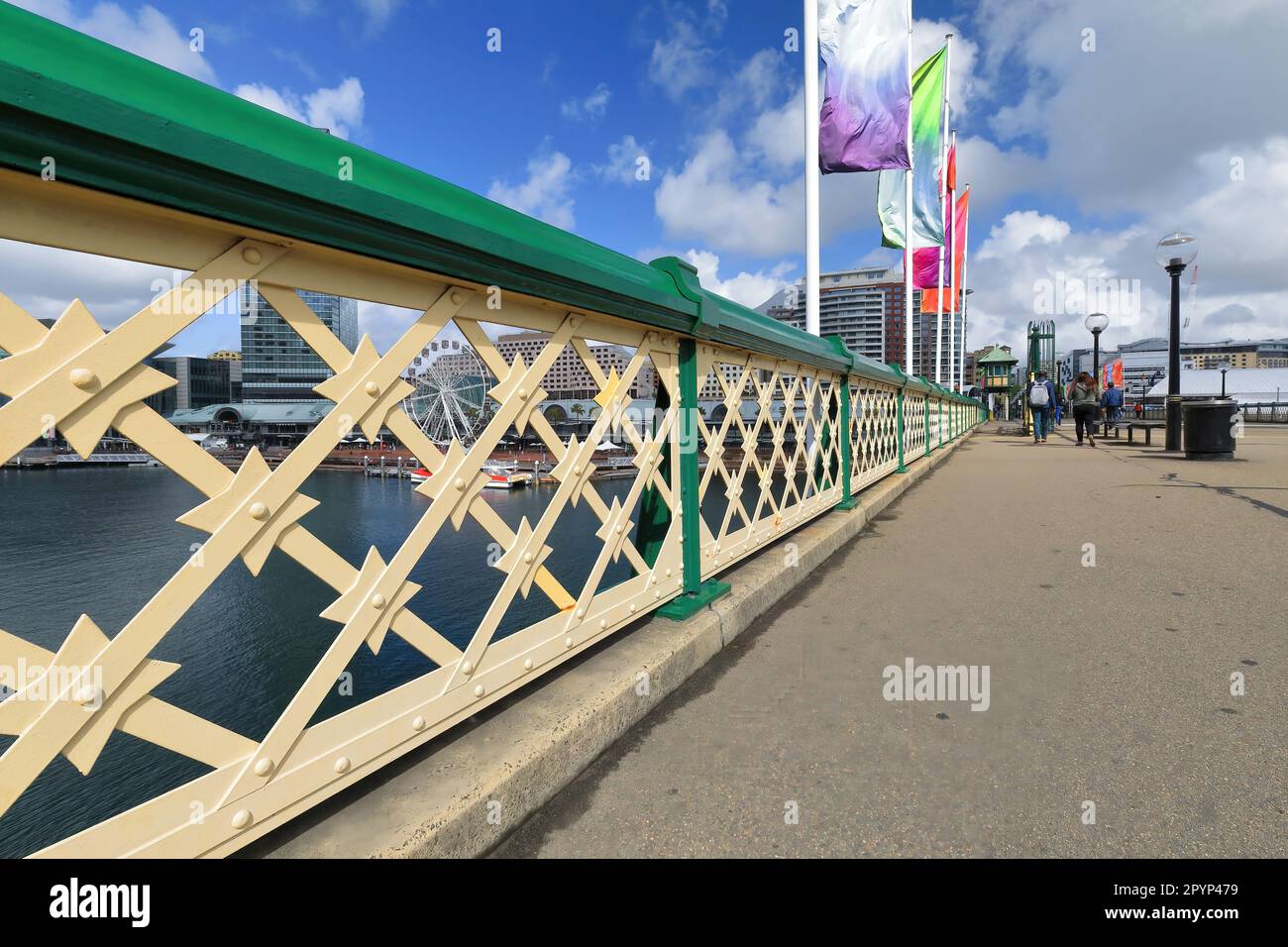 622 Deck of the cyclist-pedestrian Pyrmont Bridge across Cockle Bay of ...