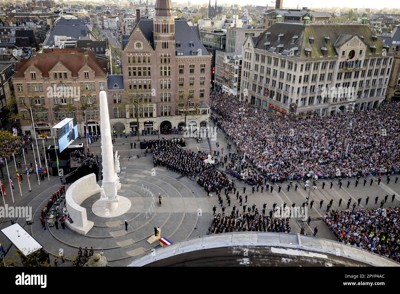 AMSTERDAM - Overview of the Dam during the National Remembrance Day on the Dam. ANP POOL ROBIN ...