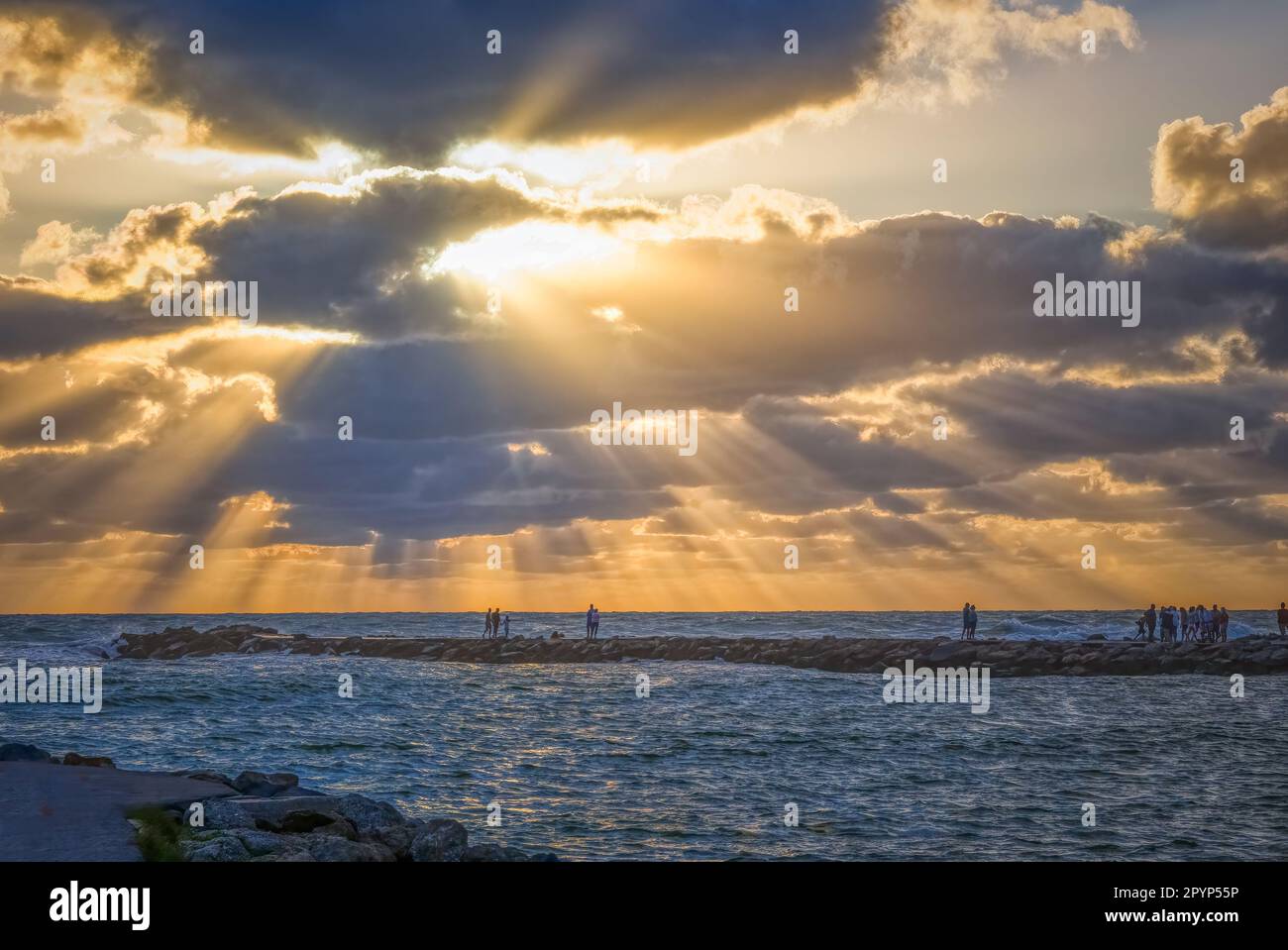 Sunset sky from the Venice jetty over the Gulf of Mexico in Venice ...
