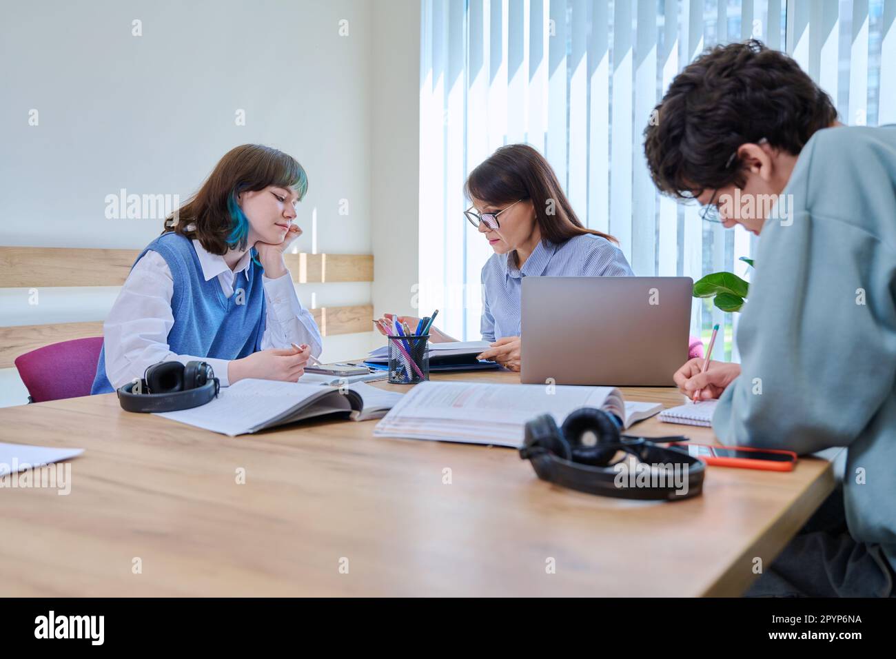 Lecturer helping student office hi-res stock photography and images - Alamy