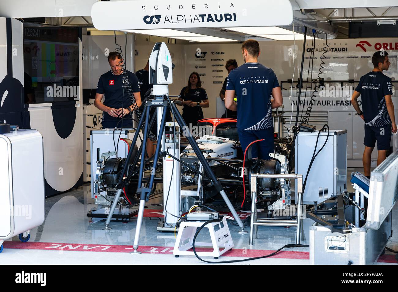 Miami Gardens, Etats Unis. 04th May, 2023. Scuderia AlphaTauri AT04, mechanics working on the ...