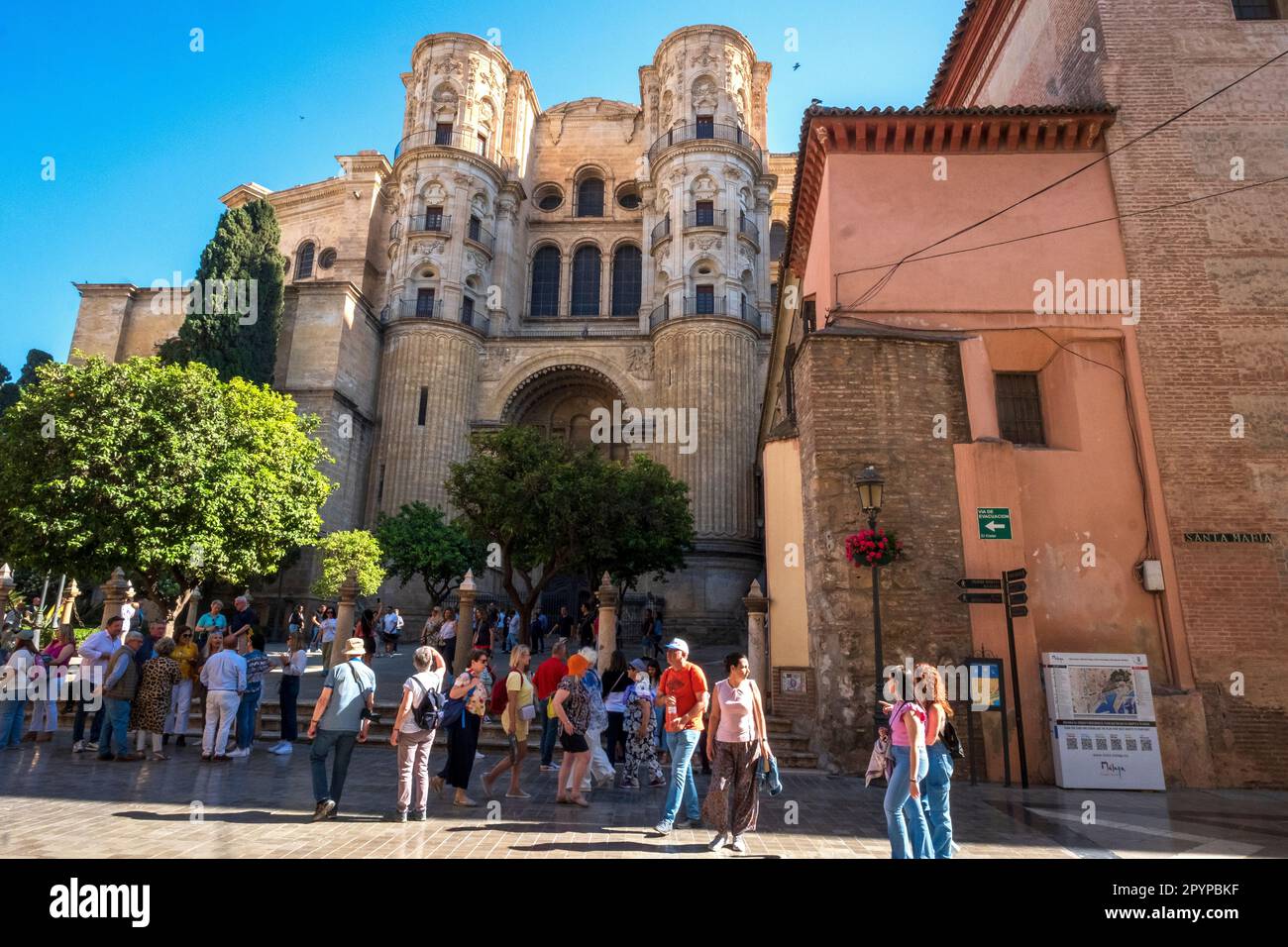 Crowd of travelers hi-res stock photography and images - Alamy