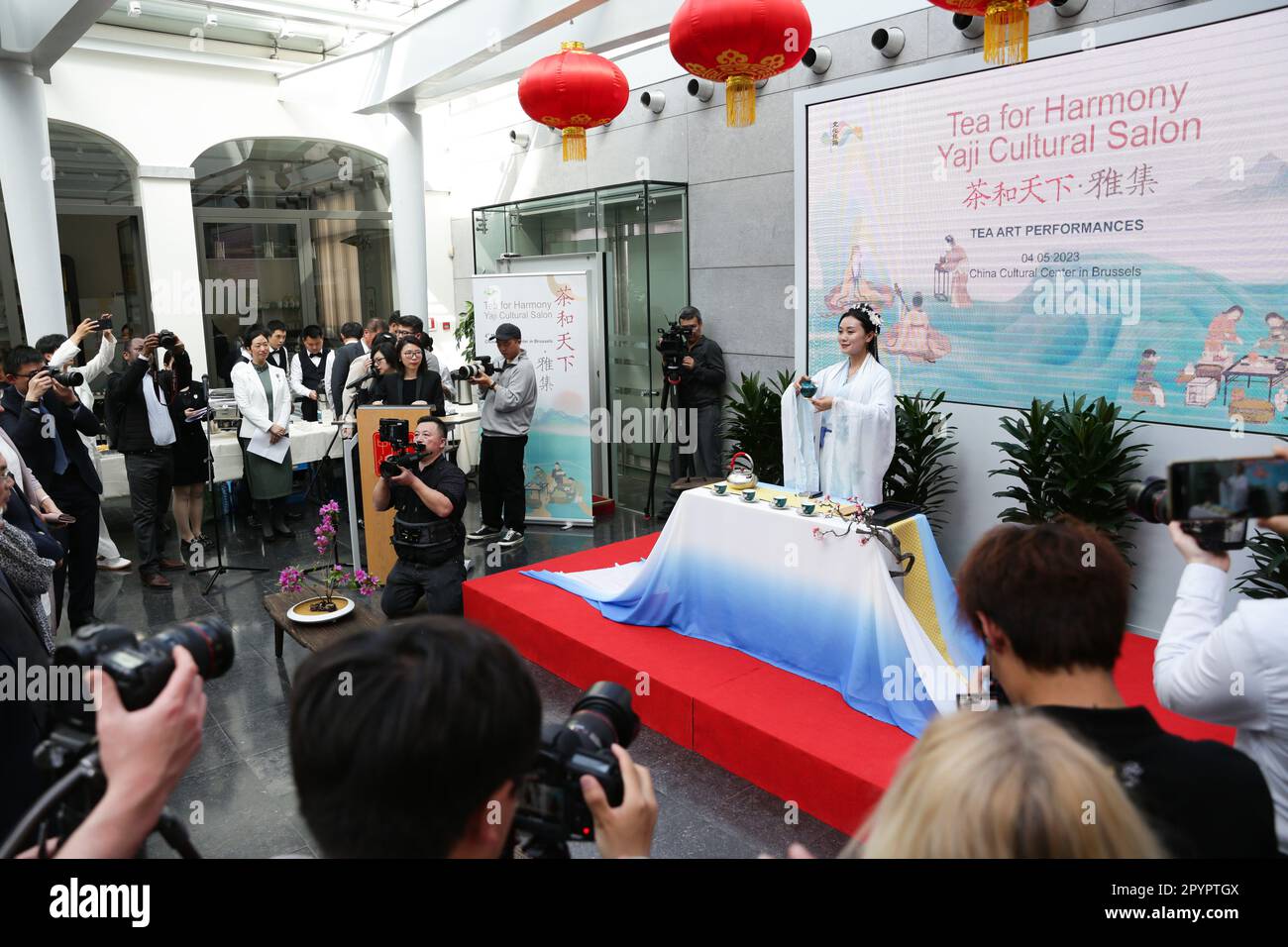 Brussels, Belgium. 4th May, 2023. People watch tea art performance ...