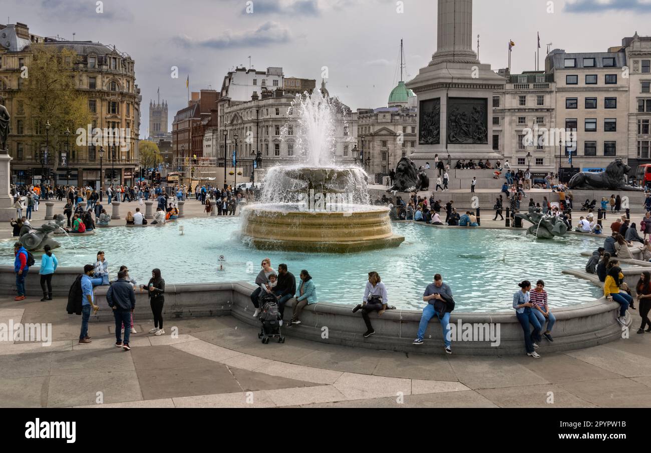 People sitting by fountain hi-res stock photography and images - Alamy